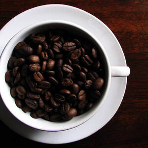 Обои зерна кофе. Основной цвет обоев: Чёрный